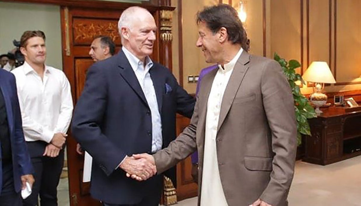 PM Imran Khan meets fellow cricket greats Sir Vivian Richards, Greg ...